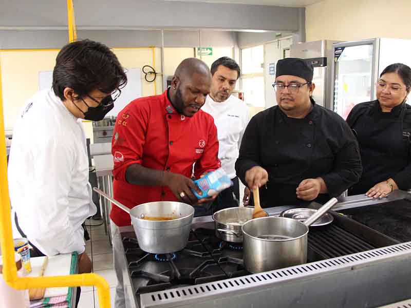 Chef Víctor Bongo imparte cursos en la UNICACH - Diario de Chiapas