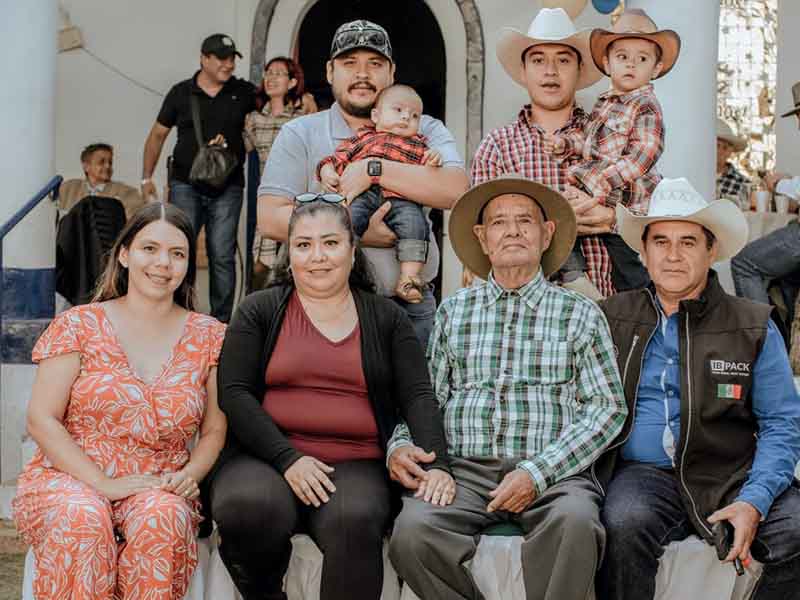 Festejó en familia - Diario de Chiapas