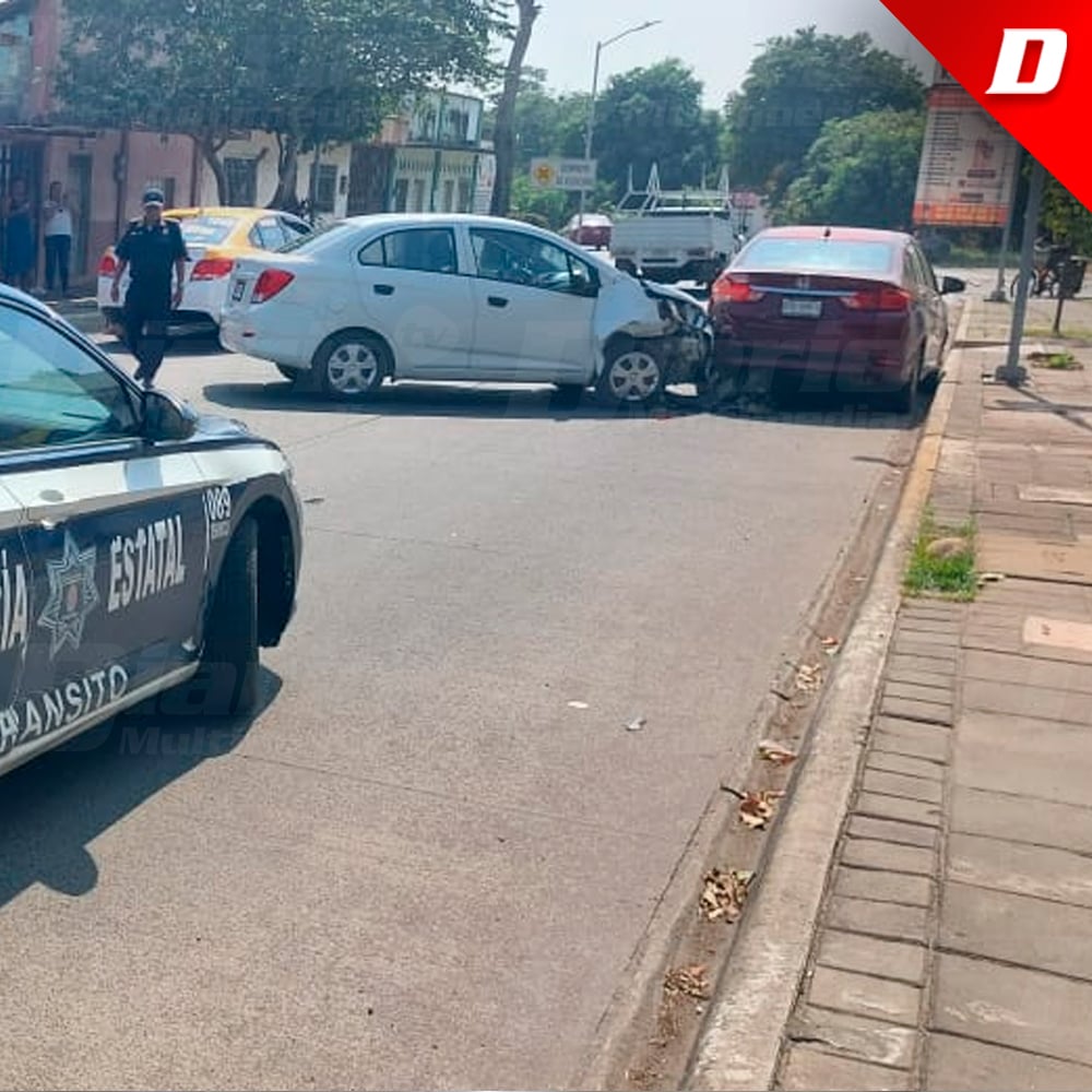 Auto choca con vehículo estacionado - Diario de Chiapas