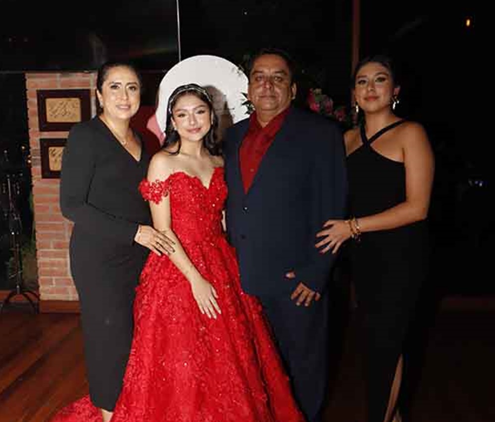 Itzel Ruiz Cristales bailó su vals de xv años - Diario de Chiapas