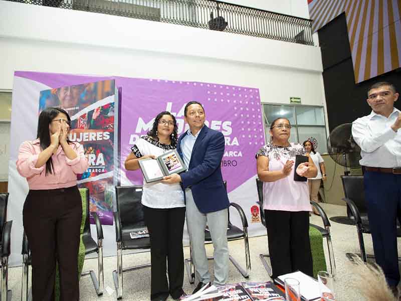 Presenta Llaven Abarca libro - Diario de Chiapas