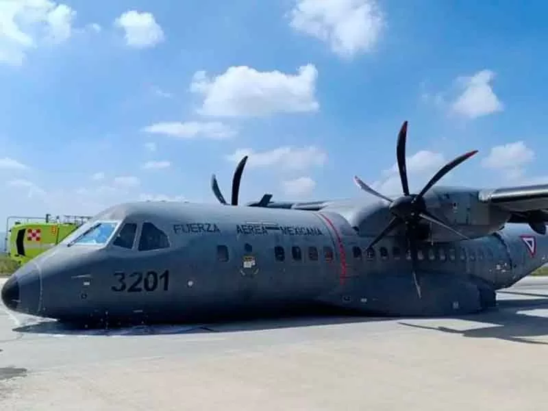 Avión de la Fuerza Aérea aterriza de panza - Diario de Chiapas