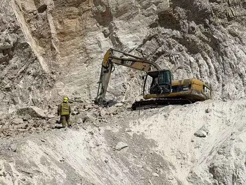 ¡Enterrado vivo! Talud cae sobre maquinaria - Diario de Chiapas