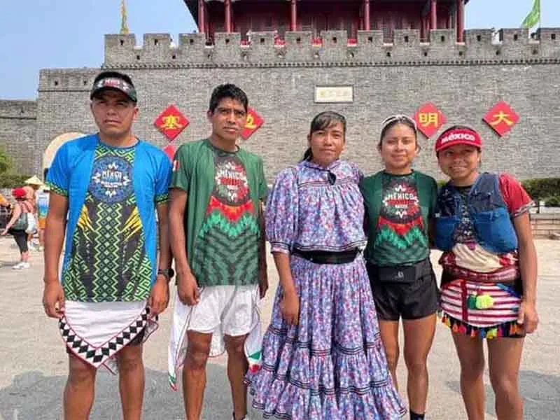 Atletas indígenas mexicanos triunfan en el Maratón de la Gran Muralla ...