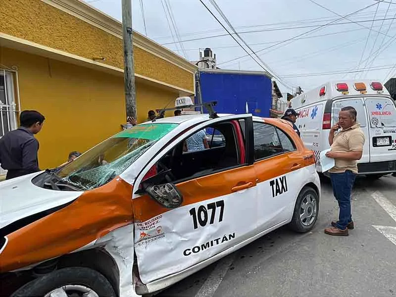 Brutal persecución: conductor a exceso de velocidad embiste a taxi y ...