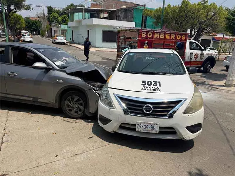 Brutal choque en Tuxtla: Conductor se pasa el alto e impacta a taxi ...