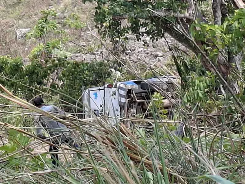 Camioneta de Telmex vuelca en la vía Coita-Puente Las Flores; hay ...