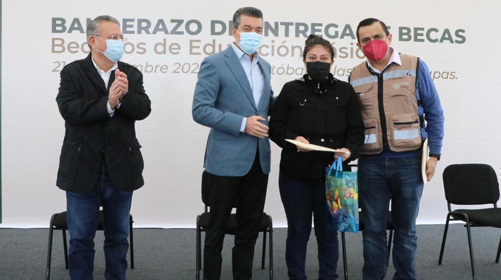 En SCLC, Rutilio Escandón arranca entrega de becas - Diario de Chiapas